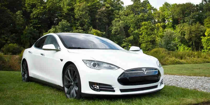 Stille elektrische auto zorgt voor gevaar en aanrijdingen